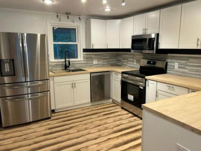 3 Br, 2 bath, Single Family 522 Meritta Ave