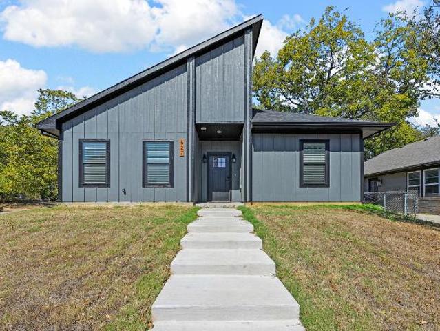 3 Br, 2 bath, Single Family 527 West Walker Street