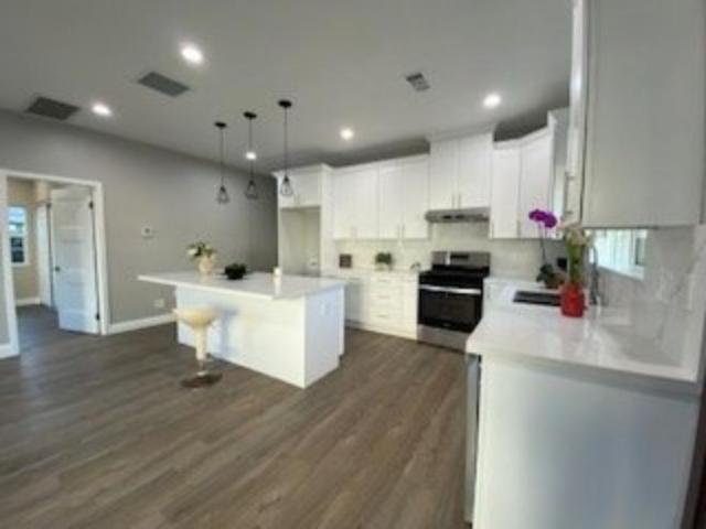 3 Br, 2 bath, Single Family 5272 Barcelona Cir