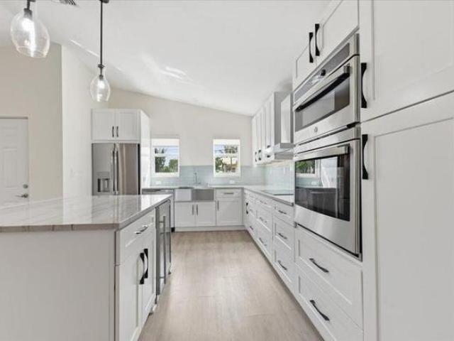 3 Br, 2 bath, Single Family 530 NE 3rd Avenue NE