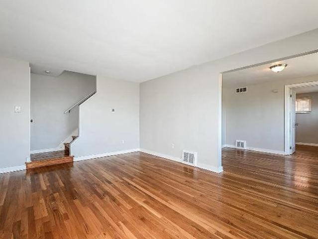 3 Br, 2 bath, Single Family 536 Burton Dr