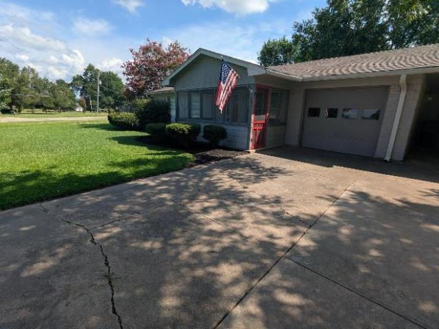 3 Br, 2 bath, Single Family 645 N Center St