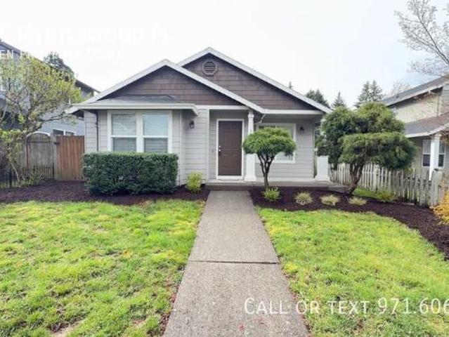 3 Br, 2 bath, Single Family 664 SE Myrtlewood Pl
