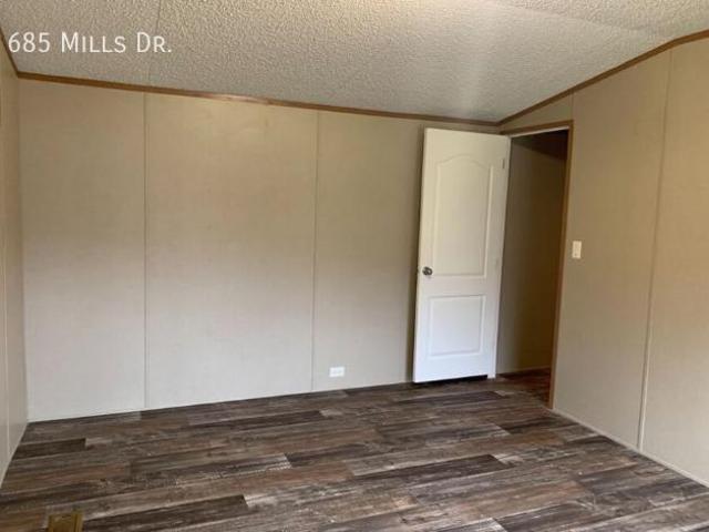 3 Br, 2 bath, Single Family 685 Mills Dr
