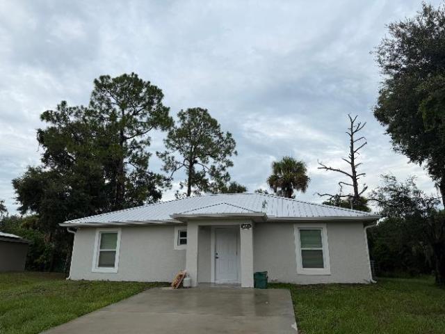 3 Br, 2 bath, Single Family 6054 N Moss Cir