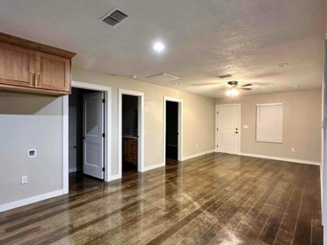 3 Br, 2 bath, Single Family 606 W Duncan Ave