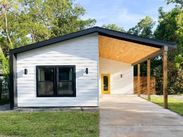3 Br, 2 bath, Single Family 610 E 8th St