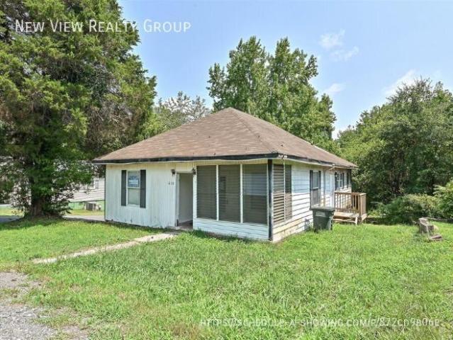 3 Br, 2 bath, Single Family 610 N Pear St
