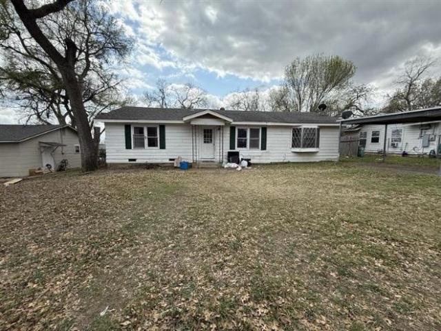 3 Br, 2 bath, Single Family 611 E 5th St