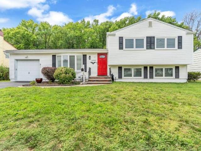 3 Br, 2 bath, Single Family 61 Cornell Dr
