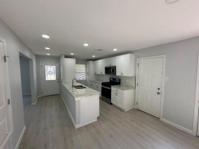 3 Br, 2 bath, Single Family 629 W Mimosa