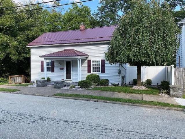 3 Br, 2 bath, Single Family 745 Sidney St
