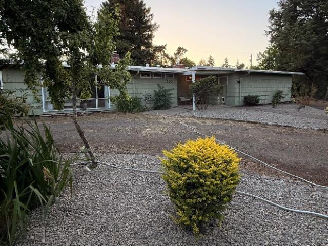 3 Br, 2 bath, Single Family 750 Waverly St