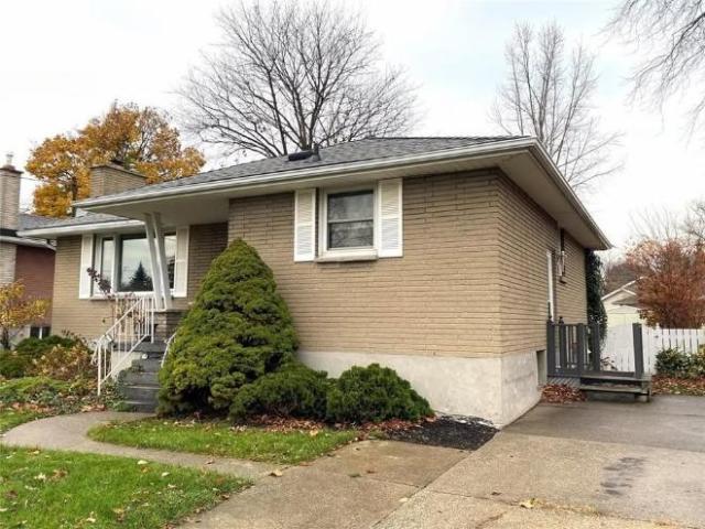 3 Br, 2 bath, Single Family 78 Massey Cres
