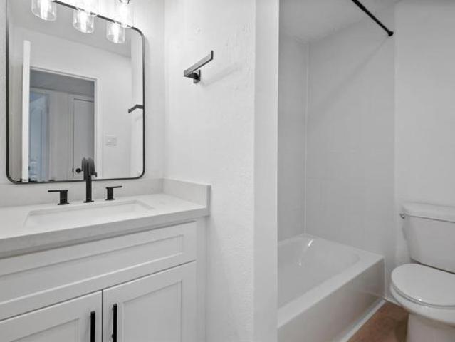 3 Br, 2 bath, Single Family 700 Lyle West Avenue