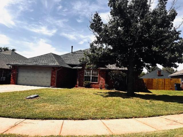 3 Br, 2 bath, Single Family 715 E Forest Court Ln