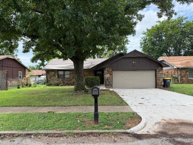 3 Br, 2 bath, Single Family 718 E Beaver St