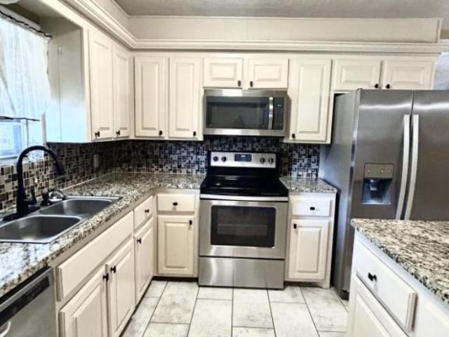 3 Br, 2 bath, Single Family 7211 NW Kingsbury Ave