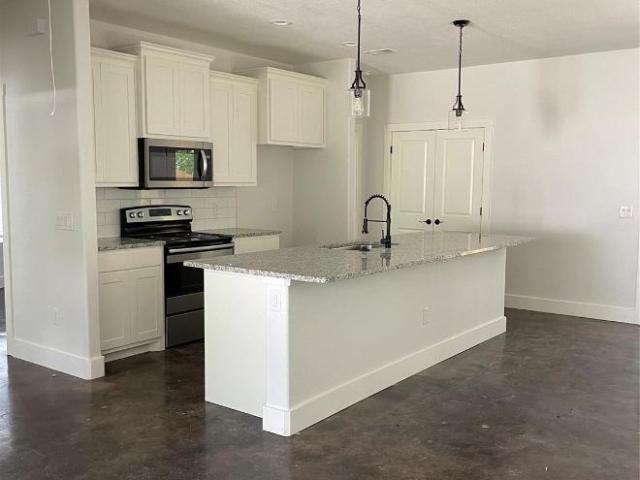 3 Br, 2 bath, Single Family 722 East Woodard Street
