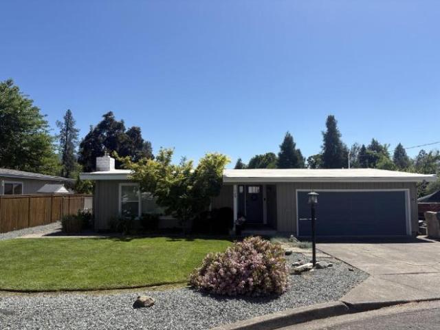 3 Br, 2 bath, Single Family 725 NE Pioneer Way