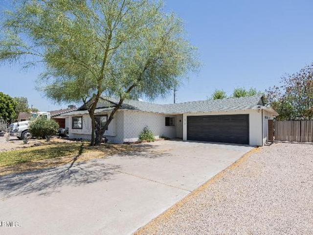 3 Br, 2 bath, Single Family 8447 E Lewis Avenue