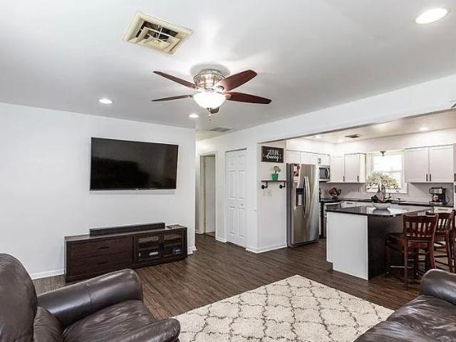 3 Br, 2 bath, Single Family 806 Indian Springs Dr