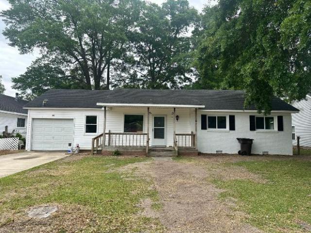 3 Br, 2 bath, Single Family 810 W Country Club Dr