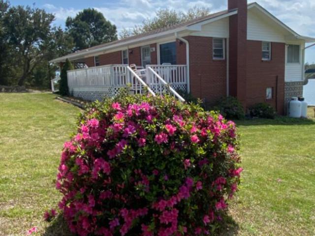 3 Br, 2 bath, Single Family 81 Dennis Dr