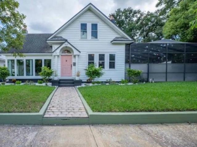 3 Br, 2 bath, Single Family 820 W Amelia Ave