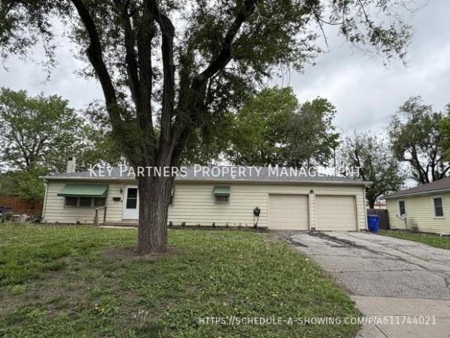 3 Br, 2 bath, Single Family 821 S Edgemere Dr C