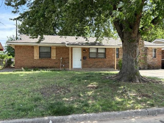 3 Br, 2 bath, Single Family 8300 Nw 38th St