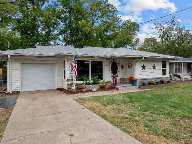3 Br, 2 bath, Single Family 977 N Stephen