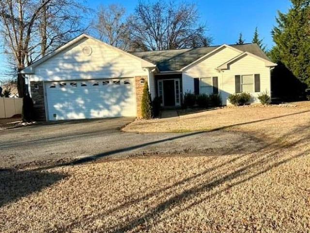 3 Br, 2 bath, Single Family 975 Lightwood Knot Rd