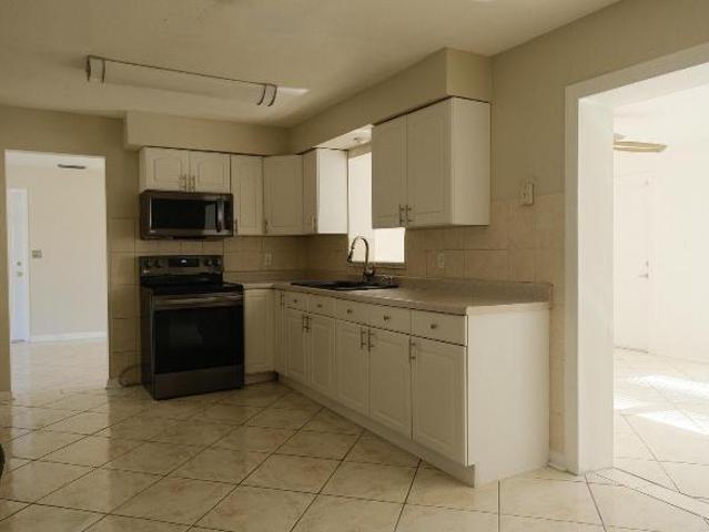 3 Br, 2 bath, Single Family 980 Woodland Avenue