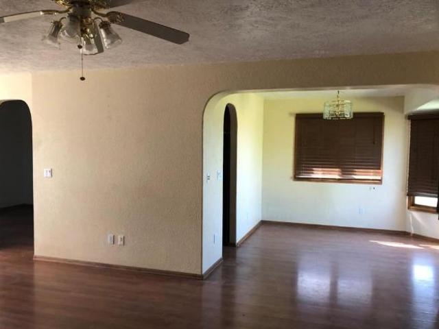 3 Br, 2 bath, Single Family 985 S Monterosa Dr