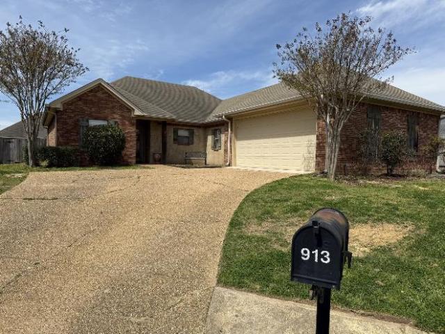 3 Br, 2 bath, Single Family 913 Caitlin Cove