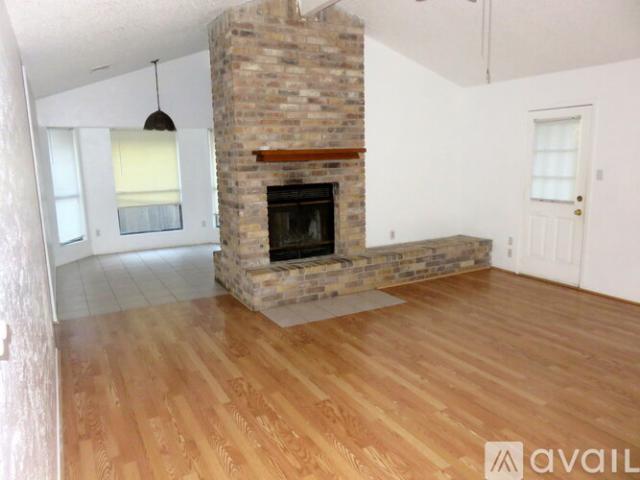 3 BR, 2 BA Apartment Holly Springs Dr, Taylor, TX 76574