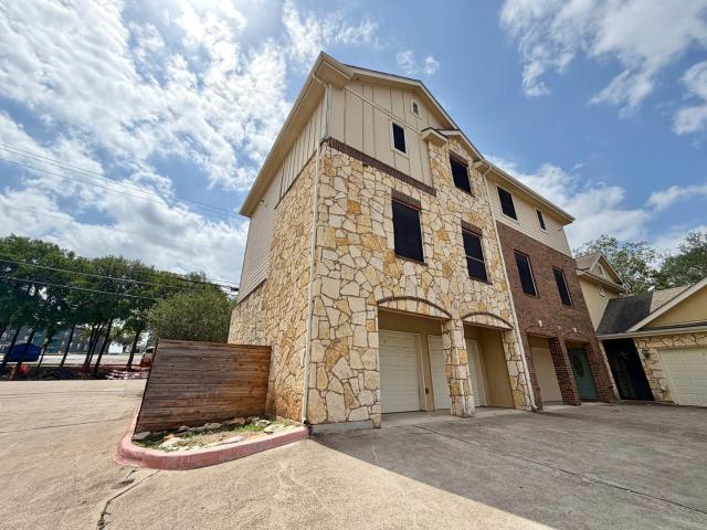 3 BR, 2 BA Apartment 1402 Parker Ln, Austin, TX 78741