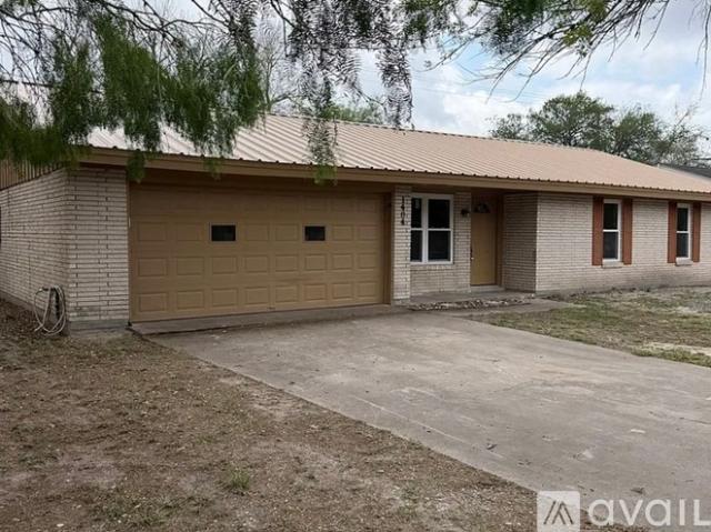 3 BR, 2 BA Apartment 1404 Yellowstone Drive, Beeville, TX 78102