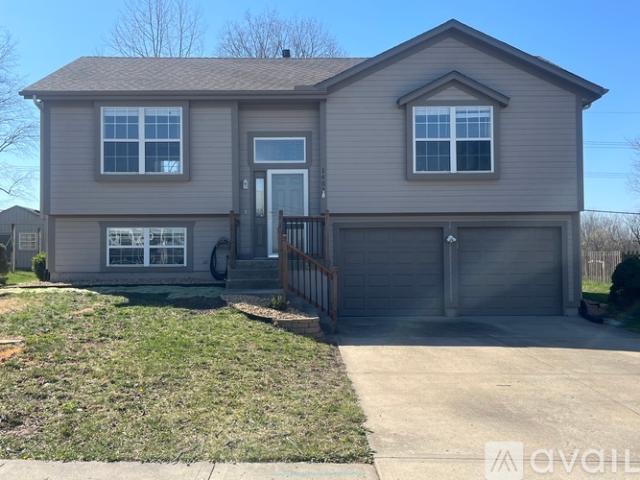 3 BR, 2 BA Apartment 1407 Spruce Dr, Greenwood, MO 64034
