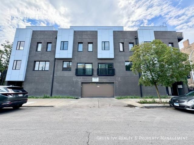 3 BR, 2 BA Apartment 1411 W 19th St, Chicago, IL 60608