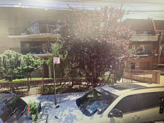 3 BR, 2 BA Apartment 14726 ROOSEVELT AVE, FLUSHING, NY 11354