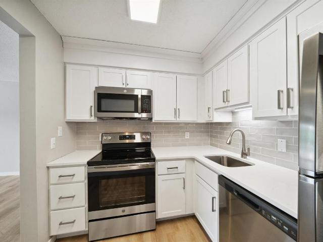 3 BR, 2 BA Apartment 155 Gleason Lake Rd Unit 106, Wayzata, MN 55391