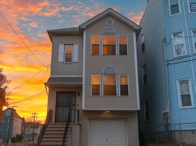 3 BR, 2 BA Apartment 156 Ridgewood Ave, Unit A, Newark, NJ 07108
