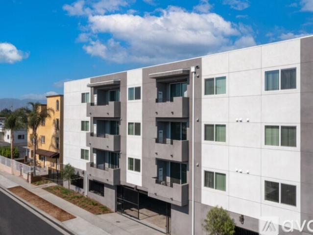 3 BR, 2 BA Apartment 15755 Saticoy Street, Unit 405, Van Nuys, CA 91406