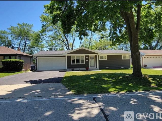 3 BR, 2 BA Apartment 159 East Walnut Avenue, Des Plaines, IL 60016