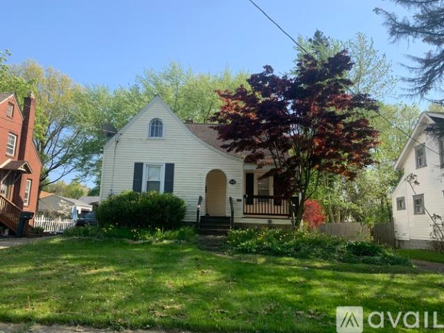 3 BR, 2 BA Apartment 159 Erskine Ave, Youngstown, OH 44512