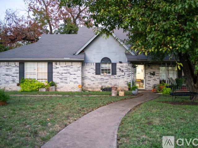3 BR, 2 BA Apartment 1607 N 15th A St, Waco, TX 76707