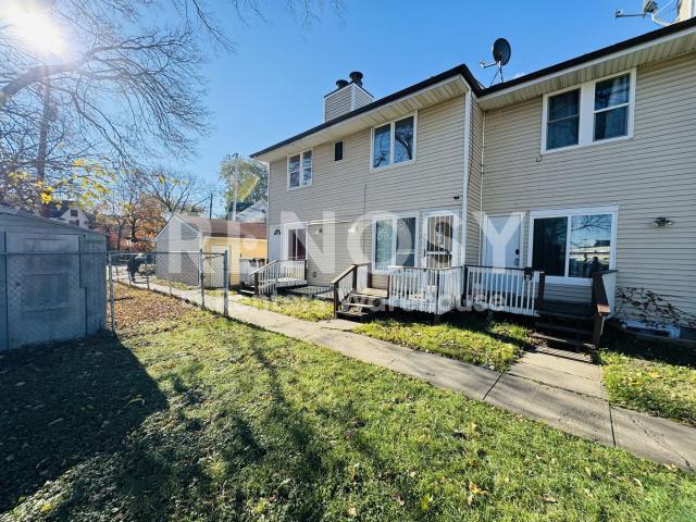 3 BR, 2 BA Apartment 1611 Glenwood Ave, Minneapolis, MN 55405