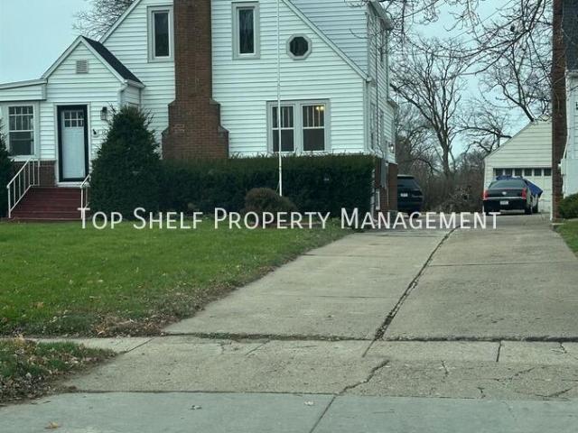 3 BR, 2 BA Apartment 1624 48th St, Des Moines, IA 50310